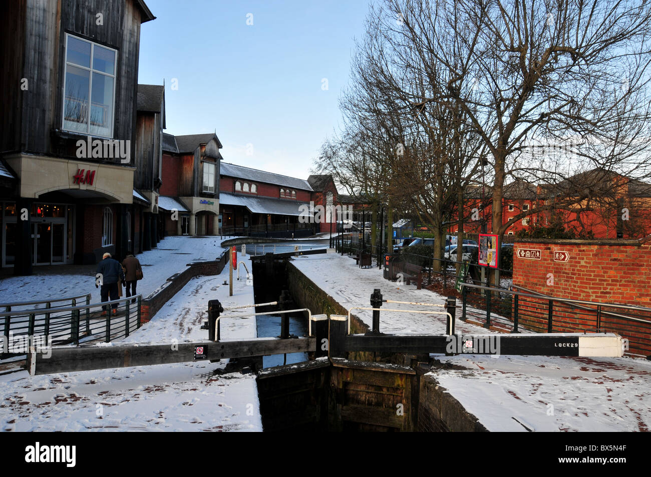 Castle Quay shopping centre by frozen canal - Oxford Canal - at Banbury ...