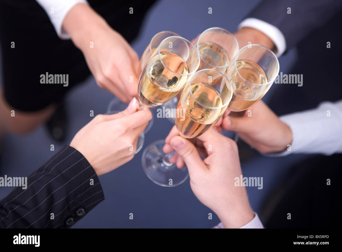 Hands holding toasting champagne flutes hi-res stock photography and ...