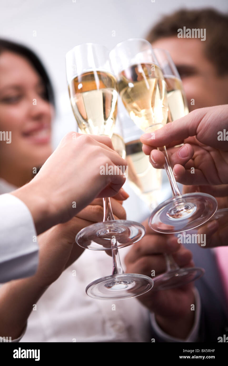 Hands holding toasting champagne flutes hi-res stock photography and ...