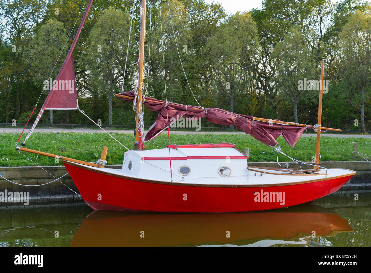 Mooring moored boat hi-res stock photography and images - Alamy