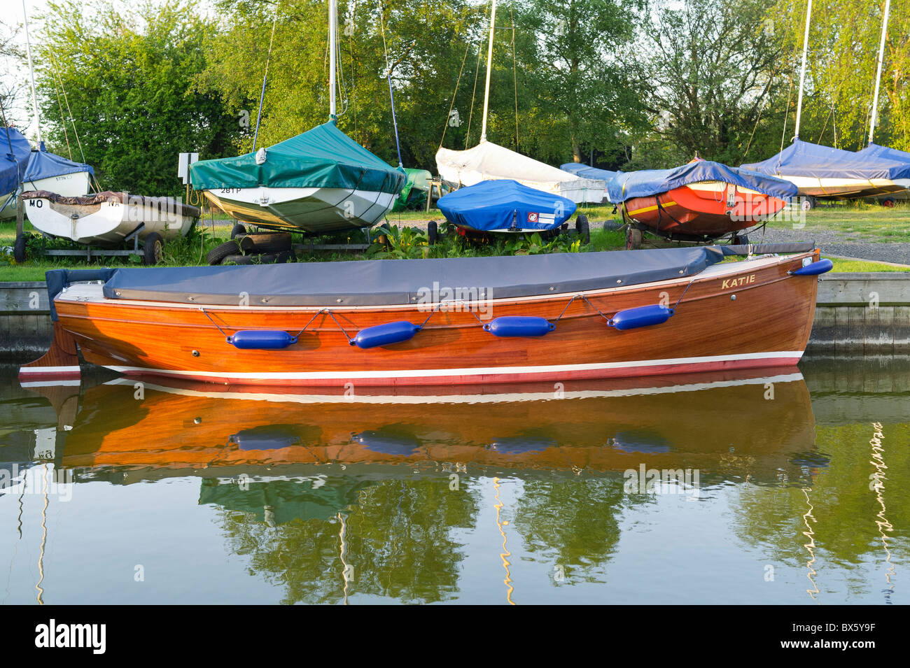 Mooring moored boat hi-res stock photography and images - Alamy