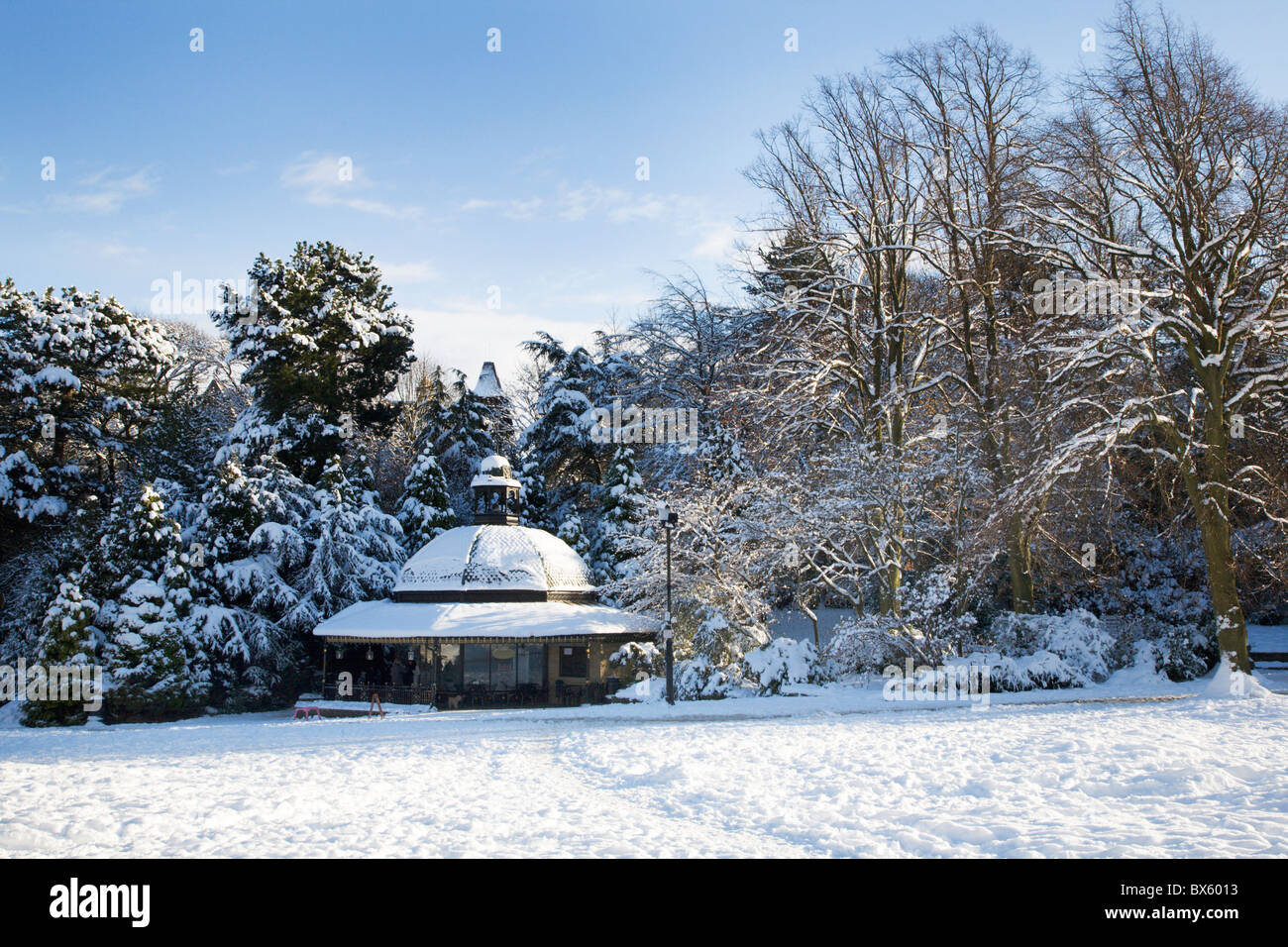 Harrogate valley gardens in snow hi-res stock photography and images ...