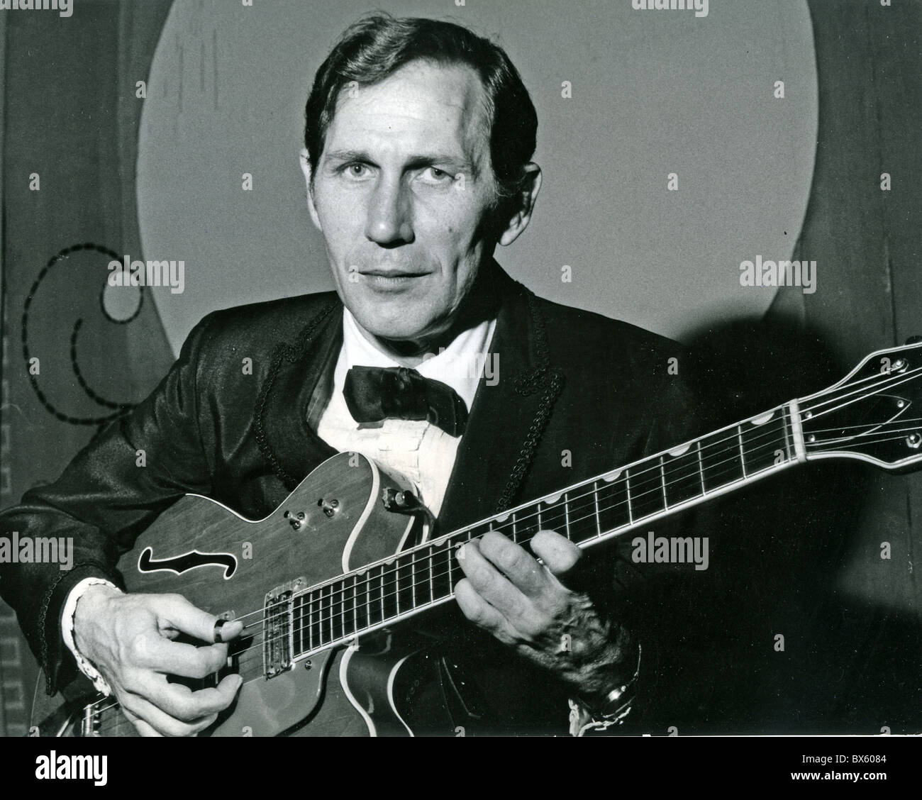 CHET ATKINS (1924-2001) US guitarist and record producer Stock Photo ...