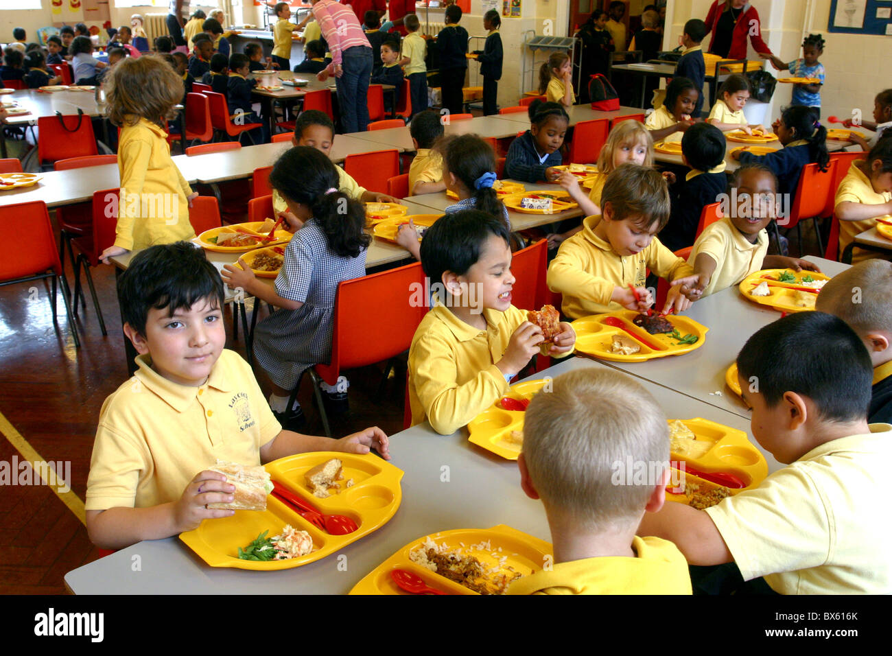 Children eating school meals in primary school Stock Photo - Alamy