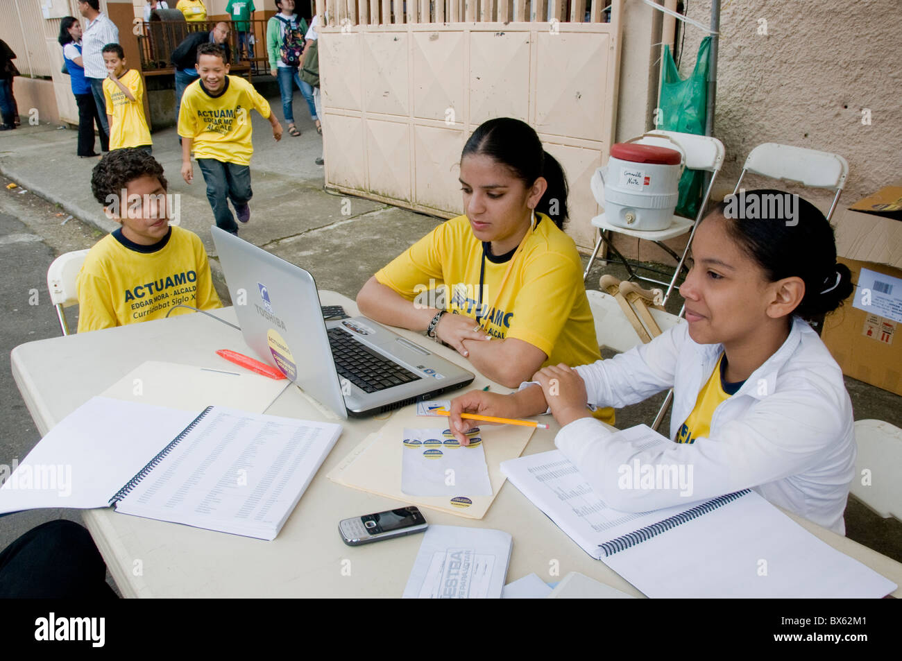 Political party volunteers hi-res stock photography and images - Alamy