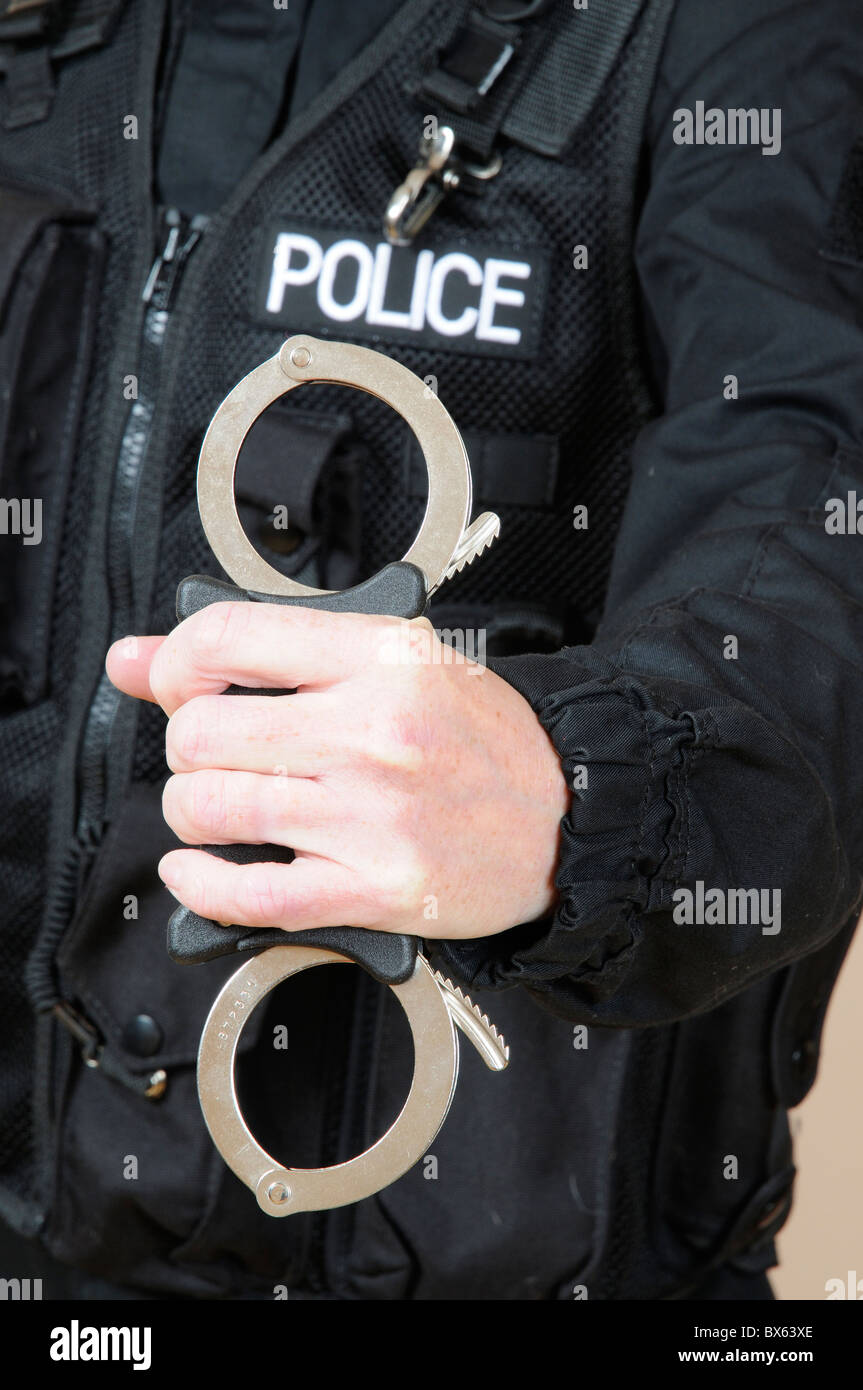 Police officer holding handcuffs Stock Photo - Alamy Police officer holding handcuffs Stock Photo - Alamy