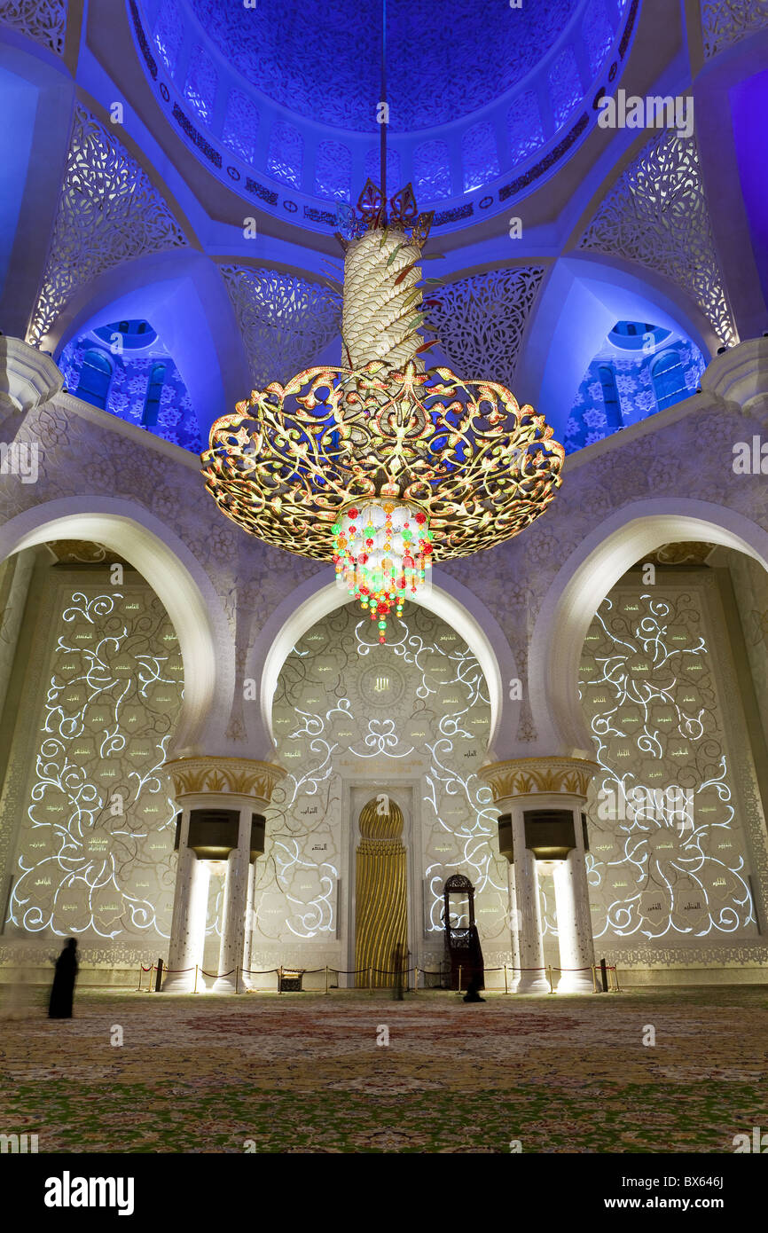The largest ornate chandelier in the world, prayer hall of Sheikh Zayed ...