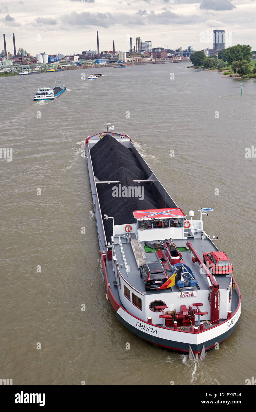 Commercial barge traffic on river hi-res stock photography and images ...