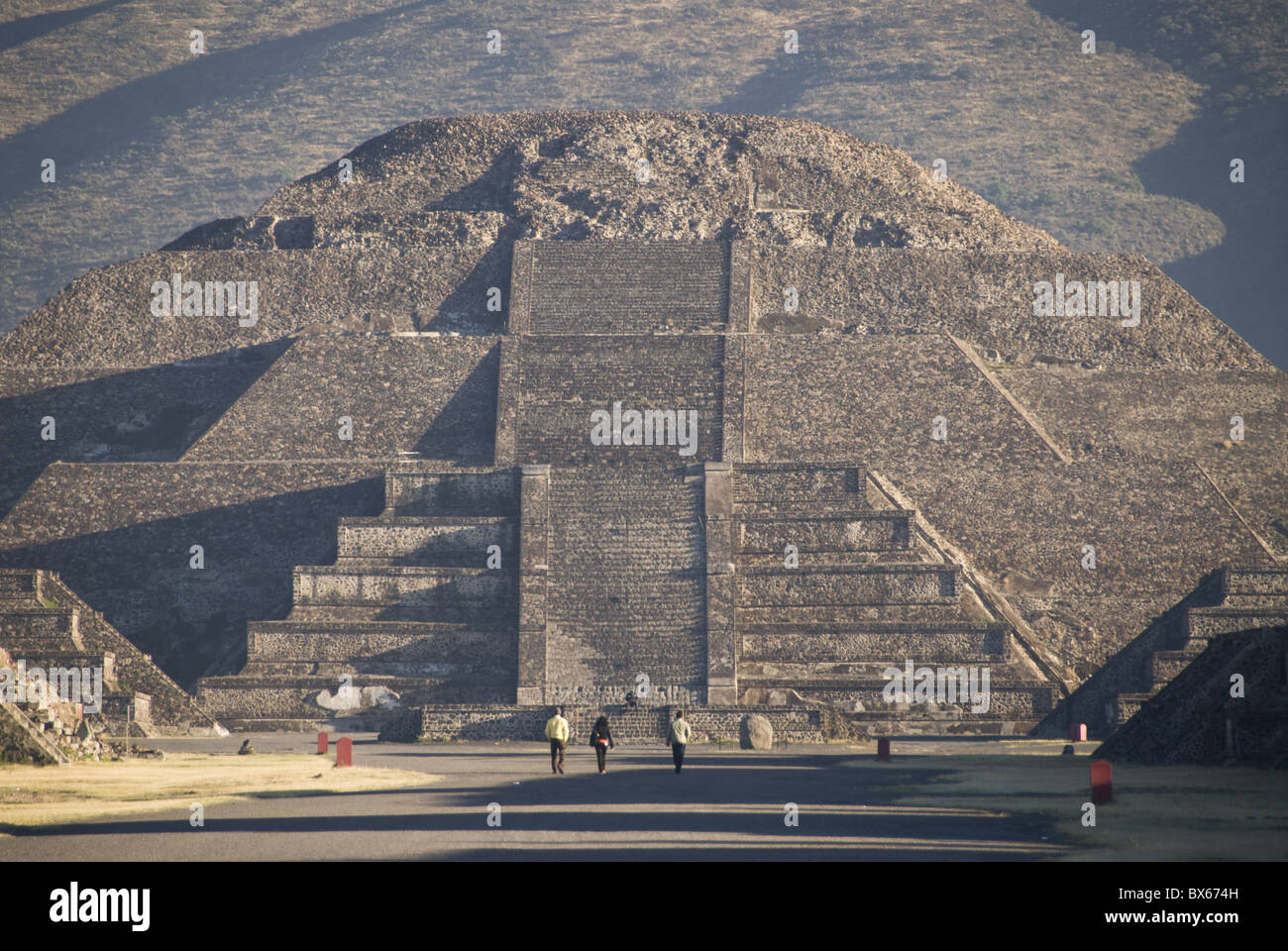 The Avenue of the Dead leading to Pyramid of the Moon, Archaeological ...