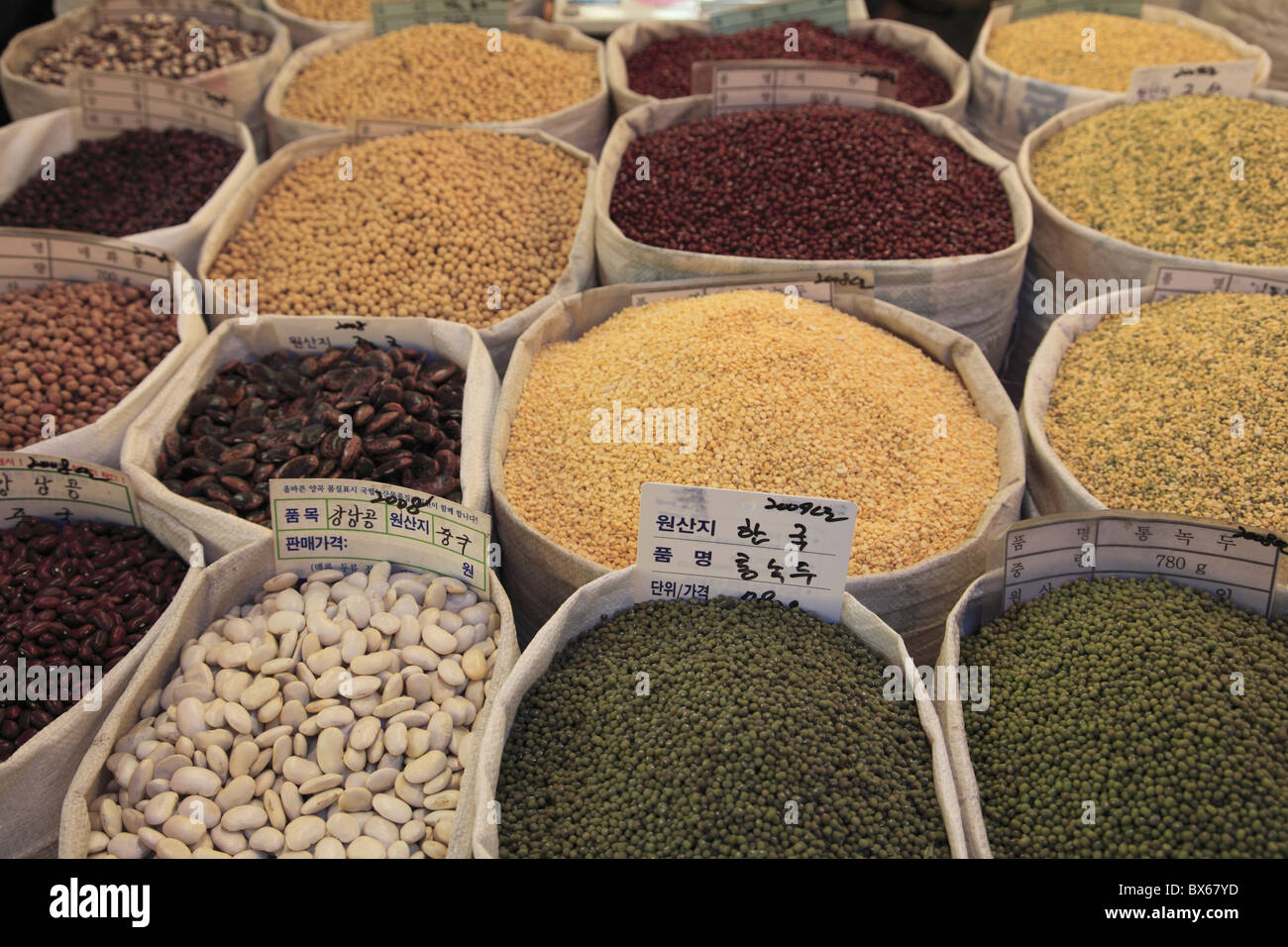 Gyeongdong Market, largest Asian medicine market in Korea, Seoul, South ...