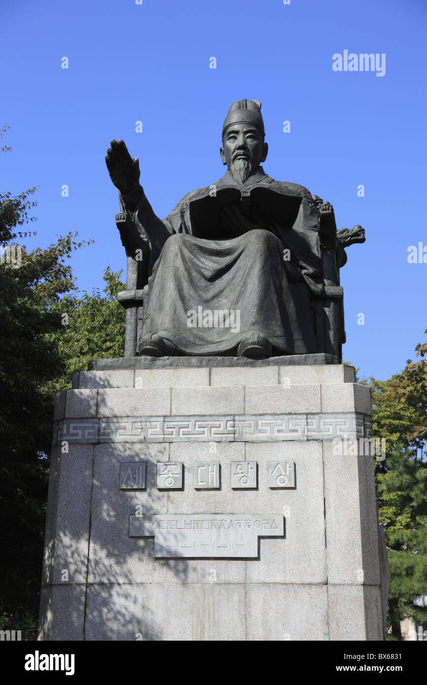 King Seongjong Statue, Deoksugung Palac (Palace of Virtuous Longevity ...