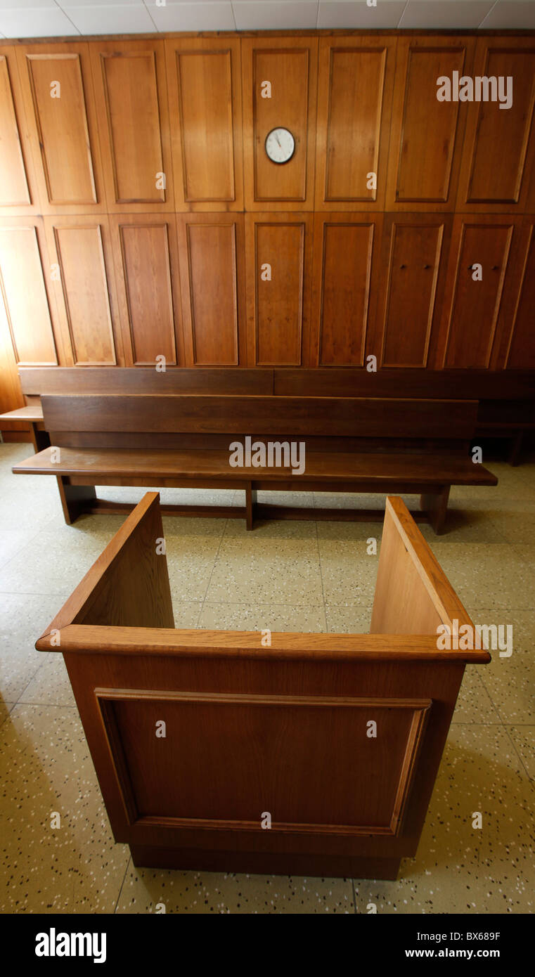 Wittness stand hi-res stock photography and images - Alamy