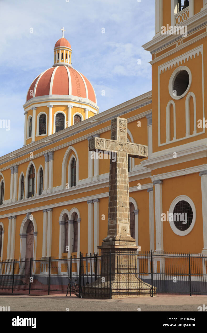 Cathedral de Granada, Park Colon, Park Central, Granada, Nicaragua ...