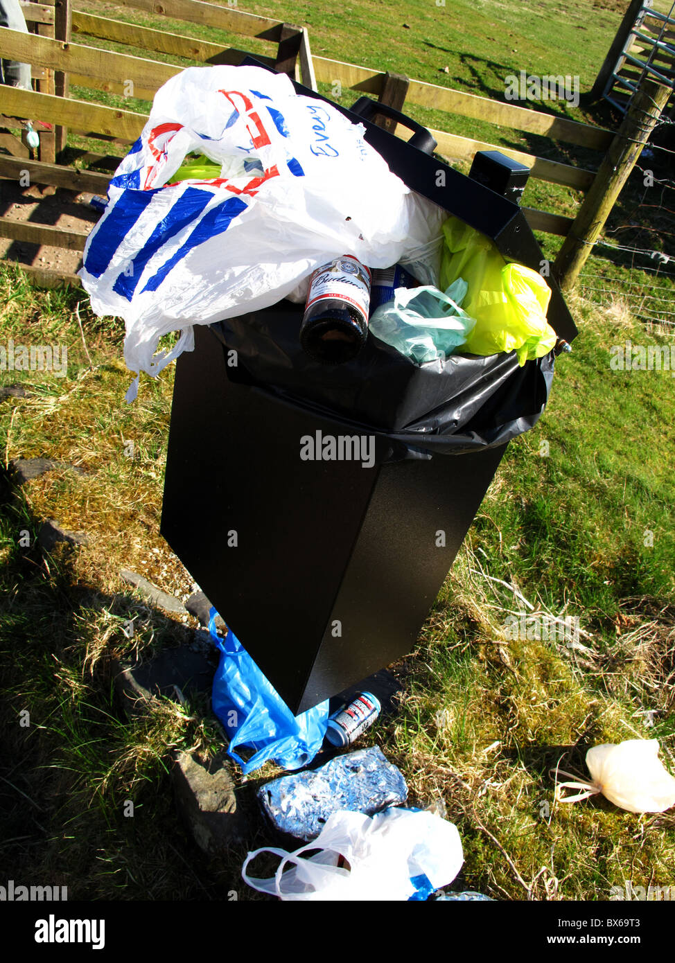 Overflowing rubbish bin Stock Photo - Alamy