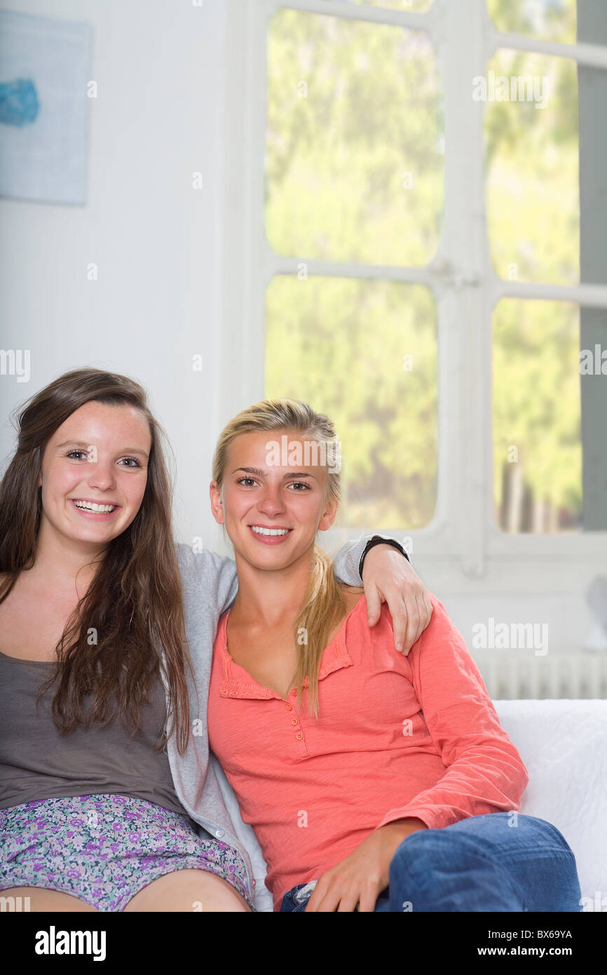 Best friends portrait sit on couch Stock Photo - Alamy