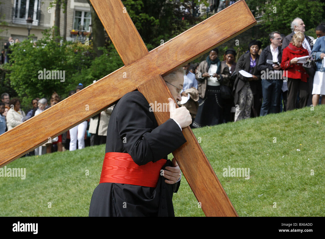 Carrying the cross crucifixion hi-res stock photography and images - Alamy