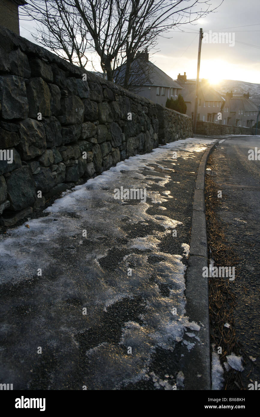 Ice and snow on pavement in deiniolen hi-res stock photography and ...