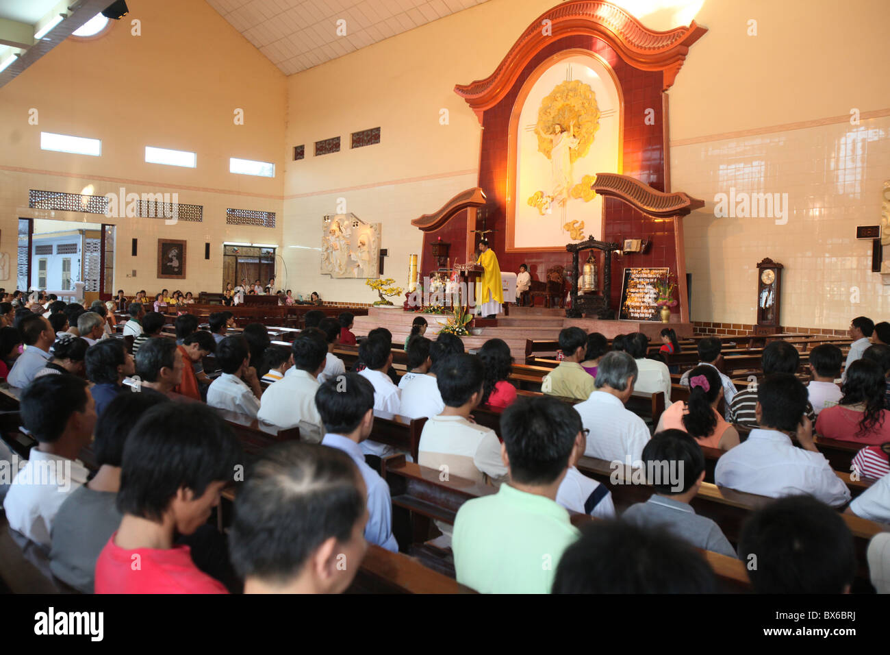 Vietnam catholic church people hi-res stock photography and images - Alamy