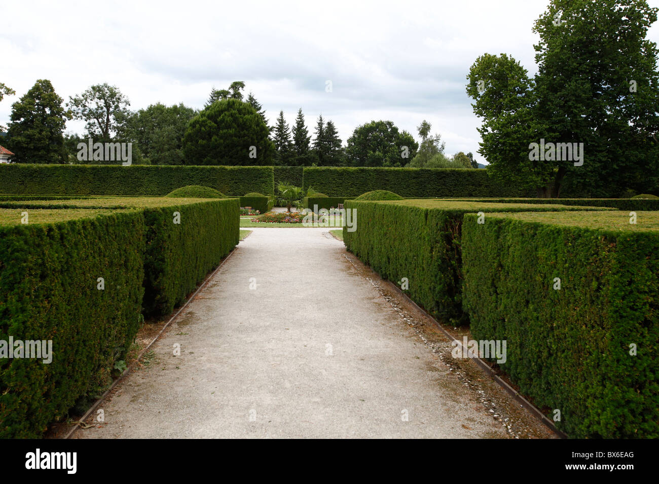 castle garden, hedge fence, hedgerow Stock Photo - Alamy