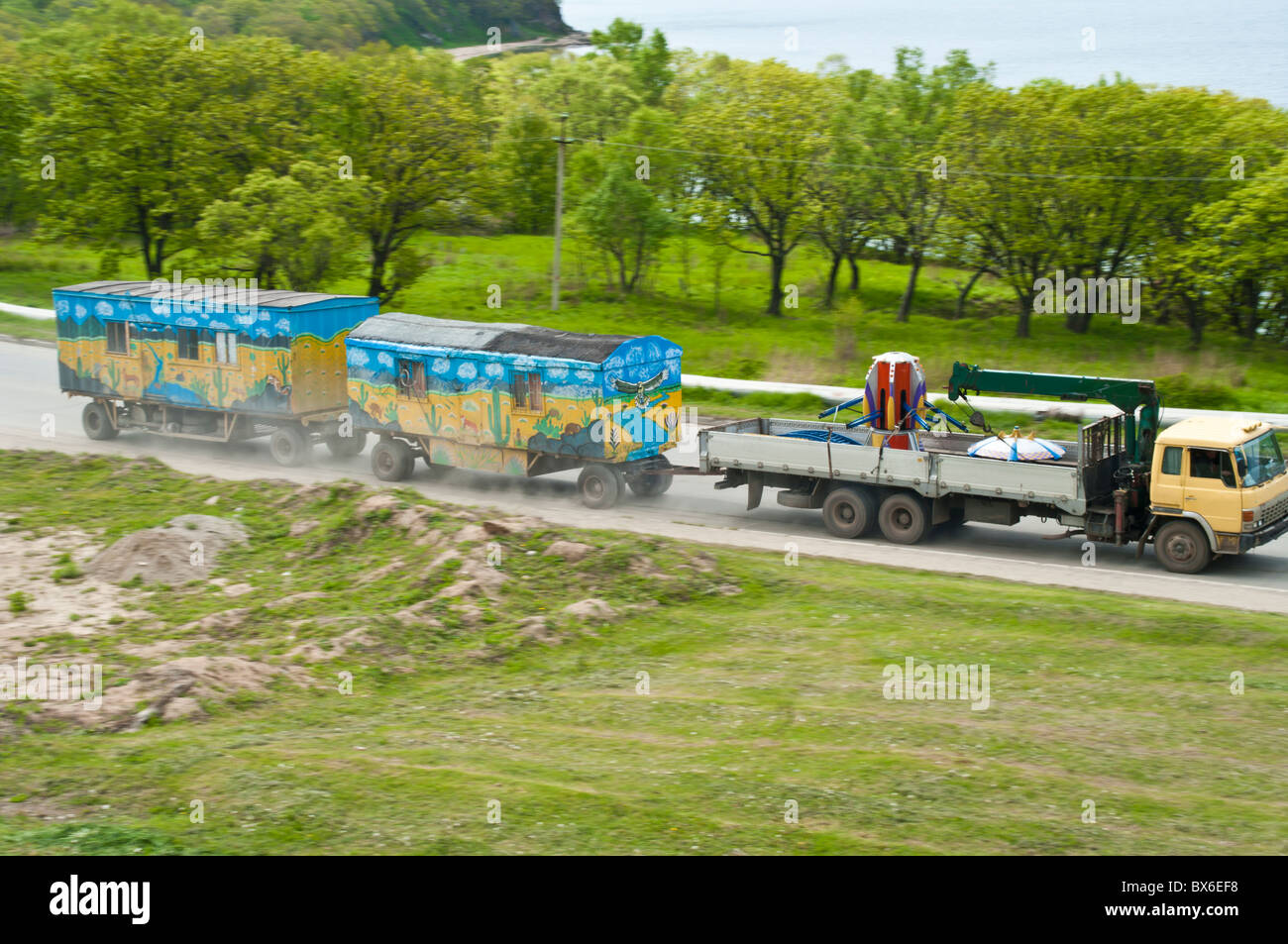 The mobile zoo transports animals from a city in a city in special vans ...