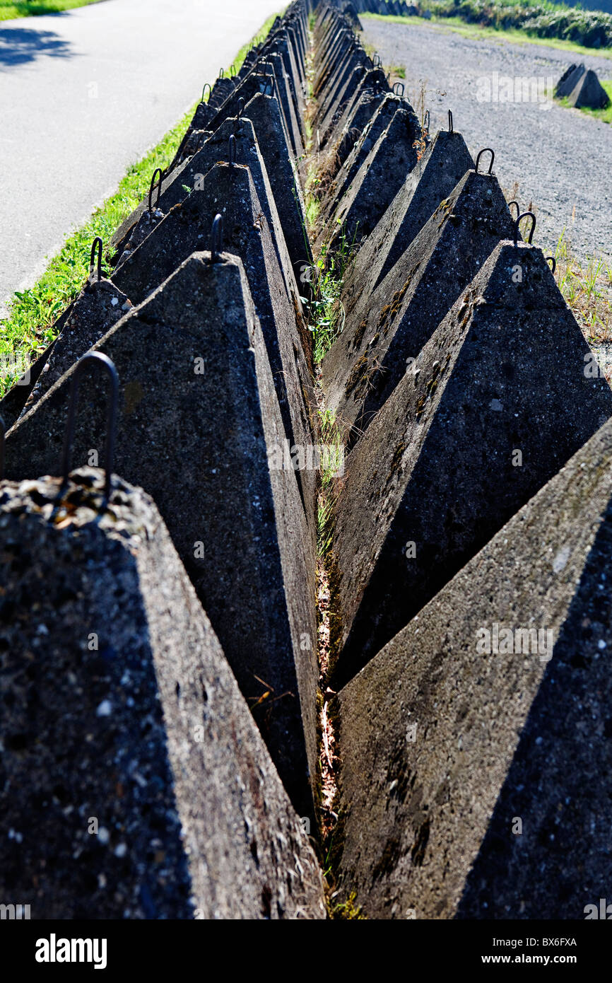 Anti tank barriers hi-res stock photography and images - Alamy