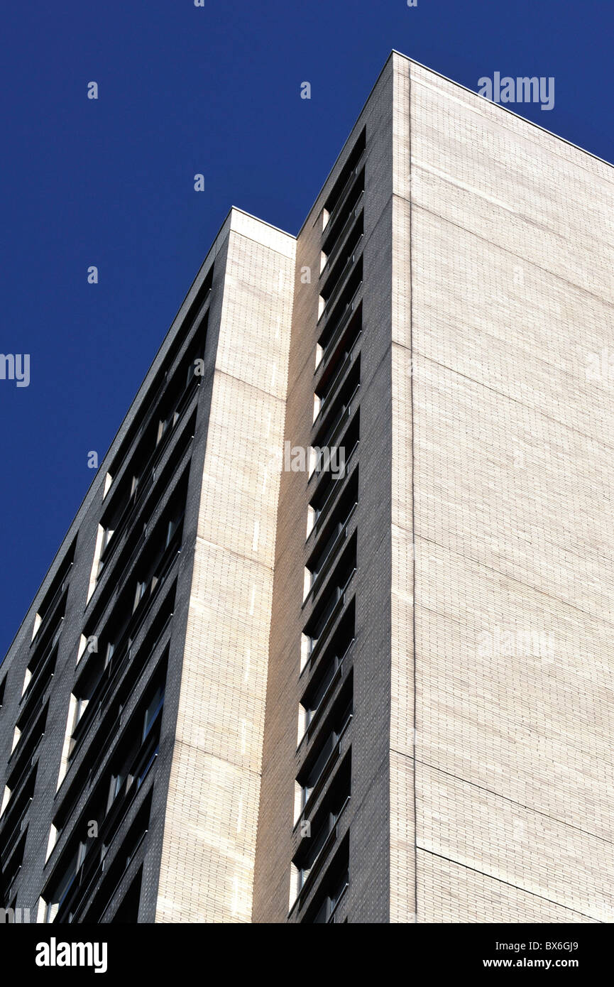 Daytime skyline view high rise apartment hi-res stock photography and ...