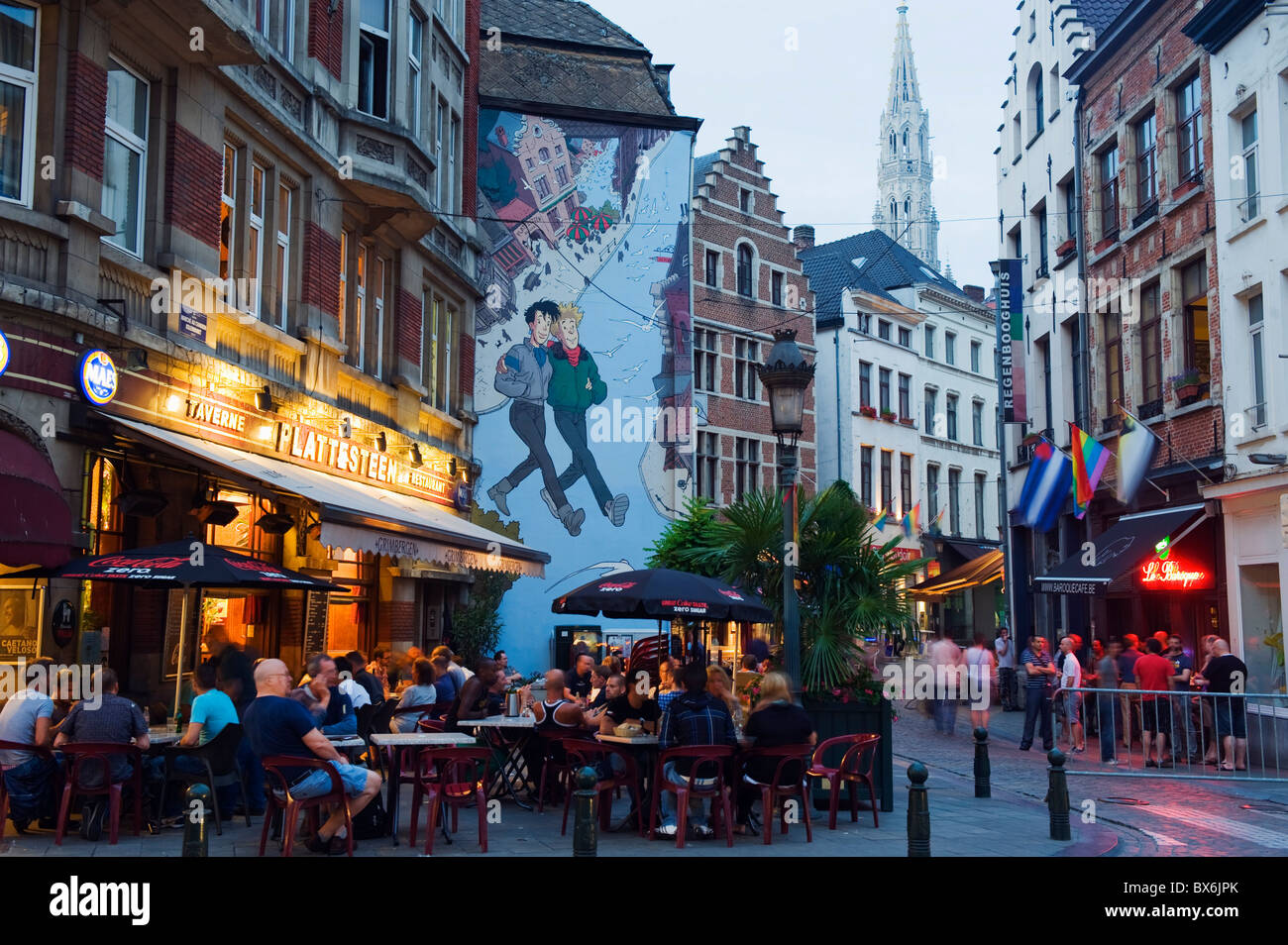 Walking arm in arm hi-res stock photography and images - Alamy