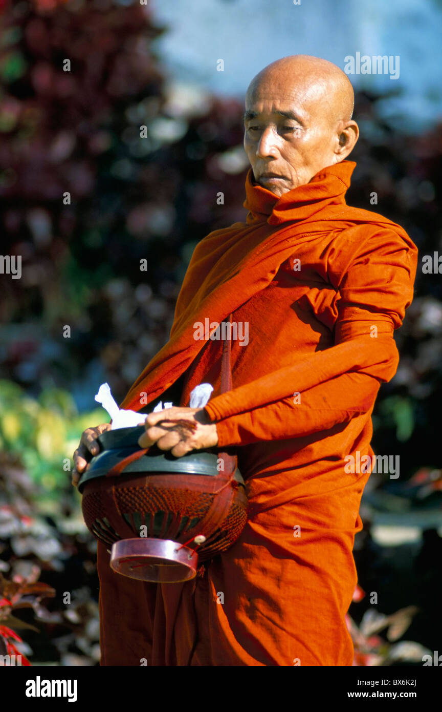 Buddhist monk collecting food, Kyaiktiyo Pagoda (Golden Rock Pagoda ...