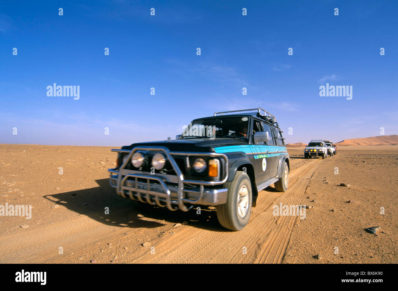 Jeeps driving through desert, Erg Murzuq, Sahara desert, Fezzan, Libya ...
