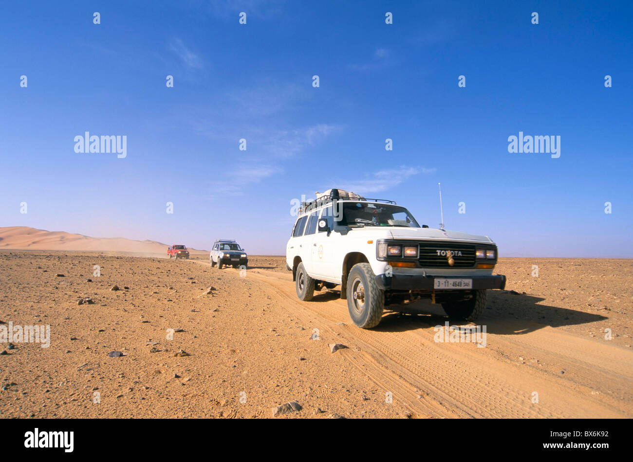 Jeeps driving through desert, Erg Murzuq, Sahara desert, Fezzan, Libya ...