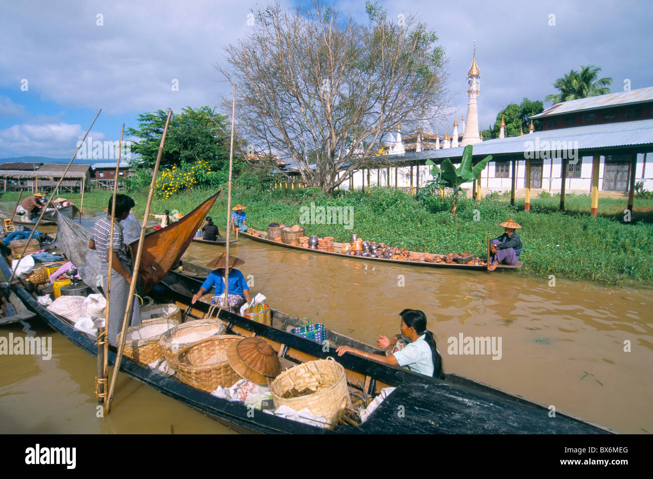 Floating market, Ywama, Inle Lake, Shan State, Myanmar (Burma), Asia ...