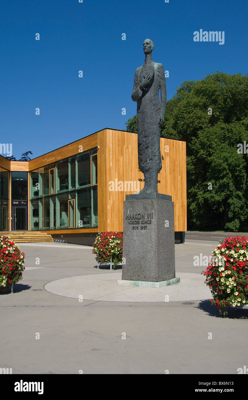 King haakon vii statue hi-res stock photography and images - Alamy