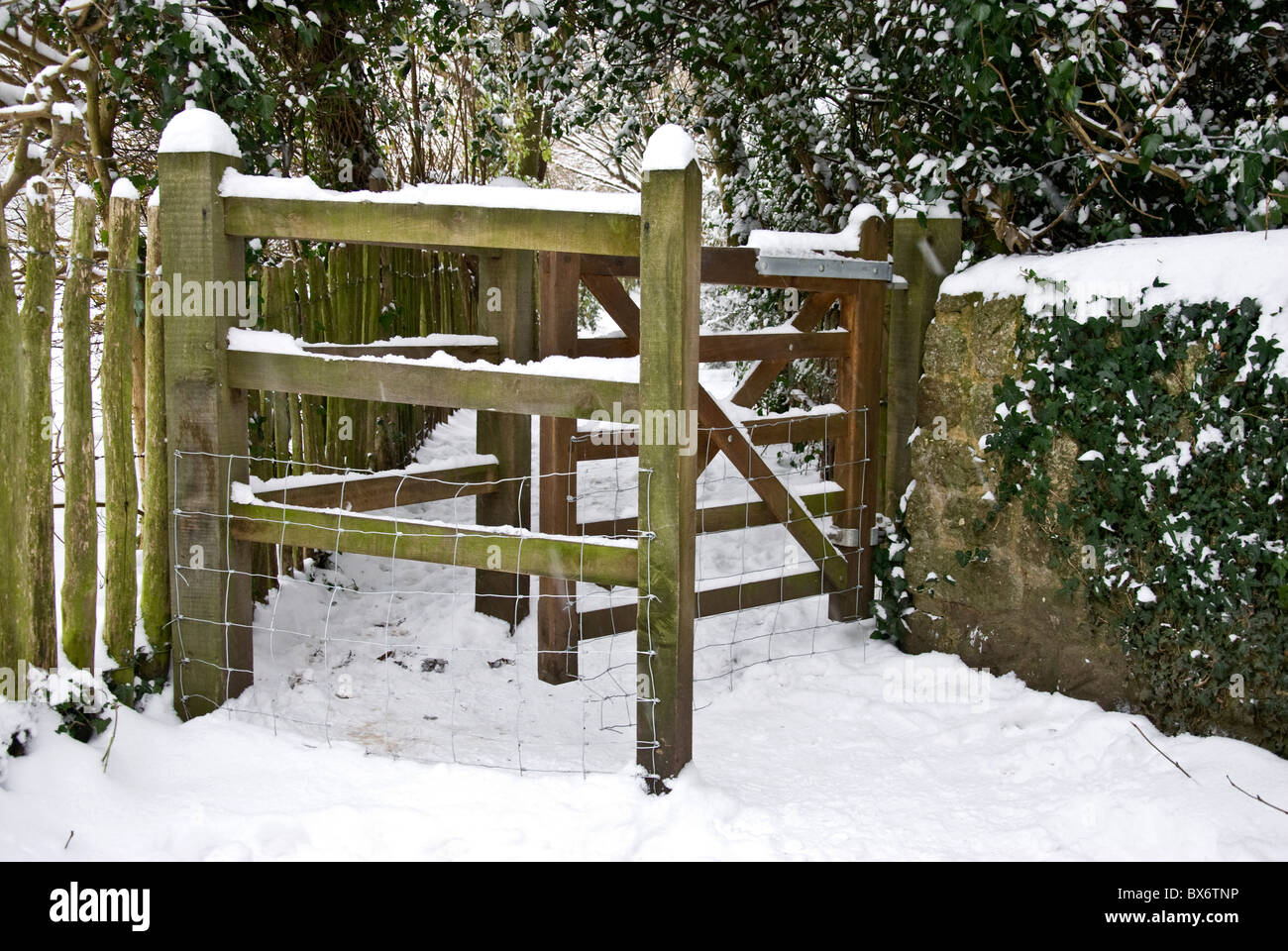 Wooden kissing gate hi-res stock photography and images - Alamy