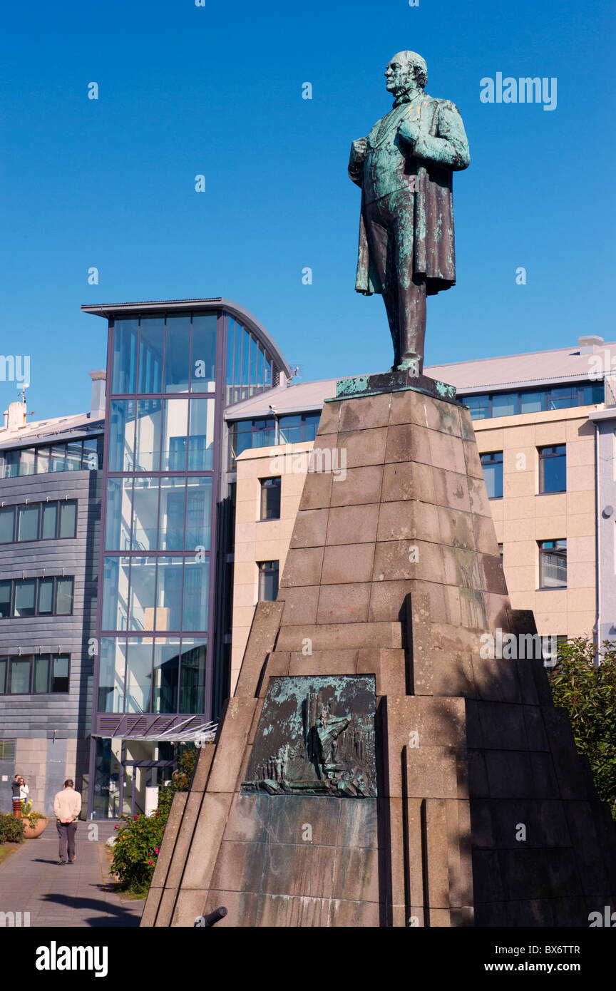 Statue of Icelandic national hero Jon Sigurdsson on Austurvollur ...