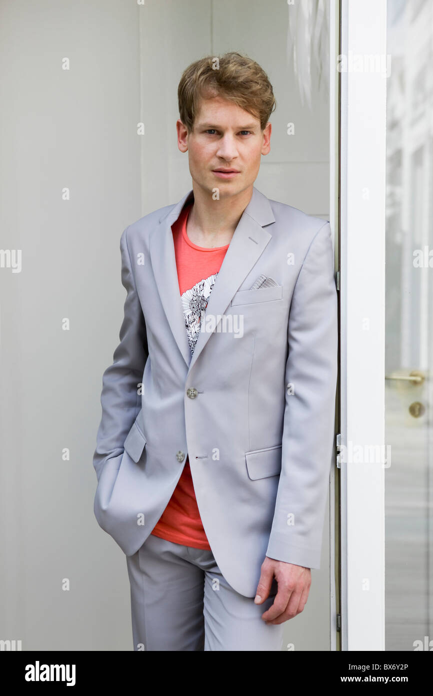 Guy leaning on door hi-res stock photography and images - Alamy