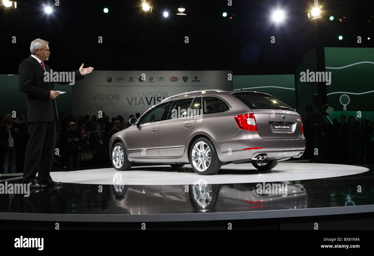 Skoda Auto CEO,Reinhard Jung presents brand new limousine Skoda Superb ...