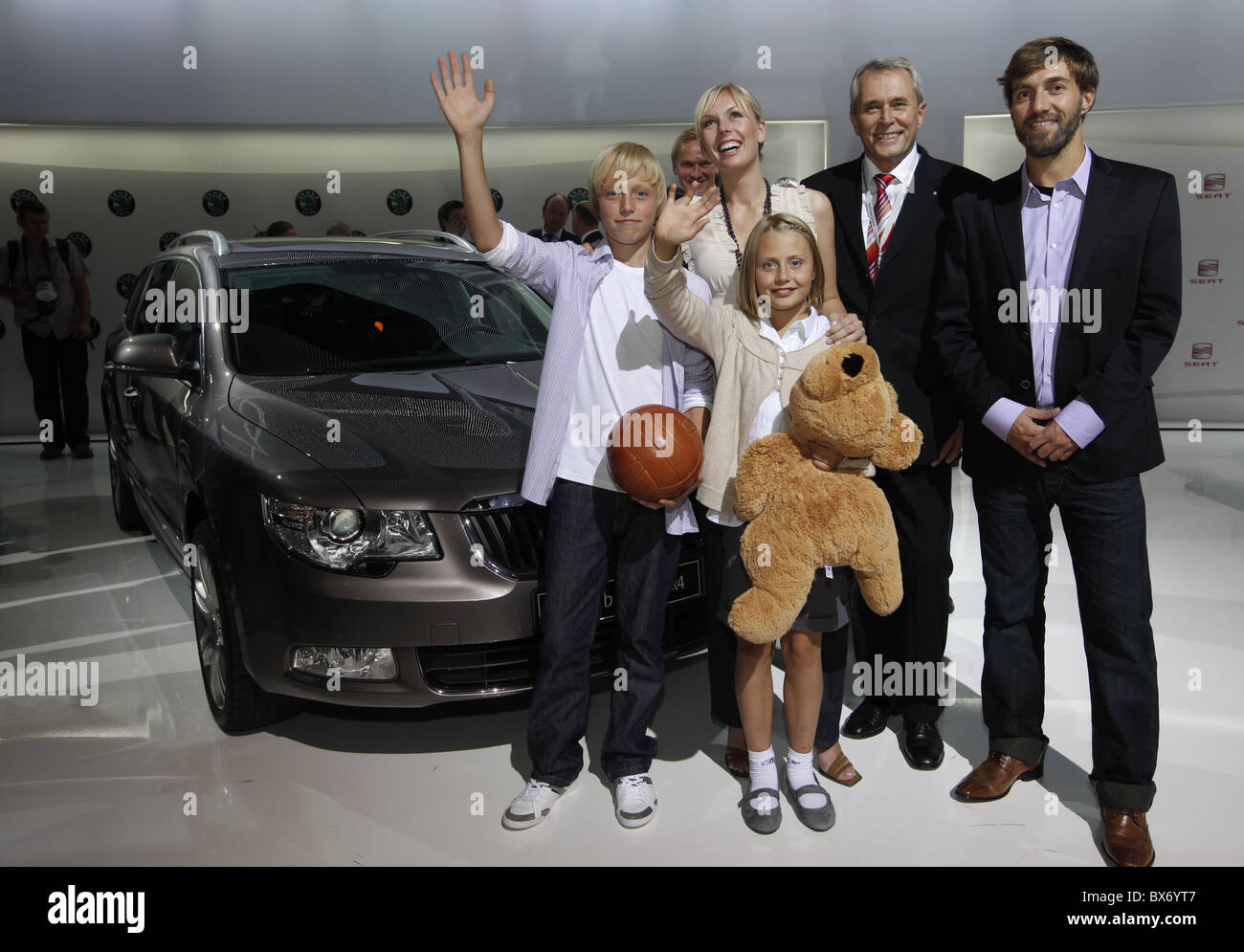 Skoda Auto CEO,Reinhard Jung presents brand new limousine Skoda Superb ...