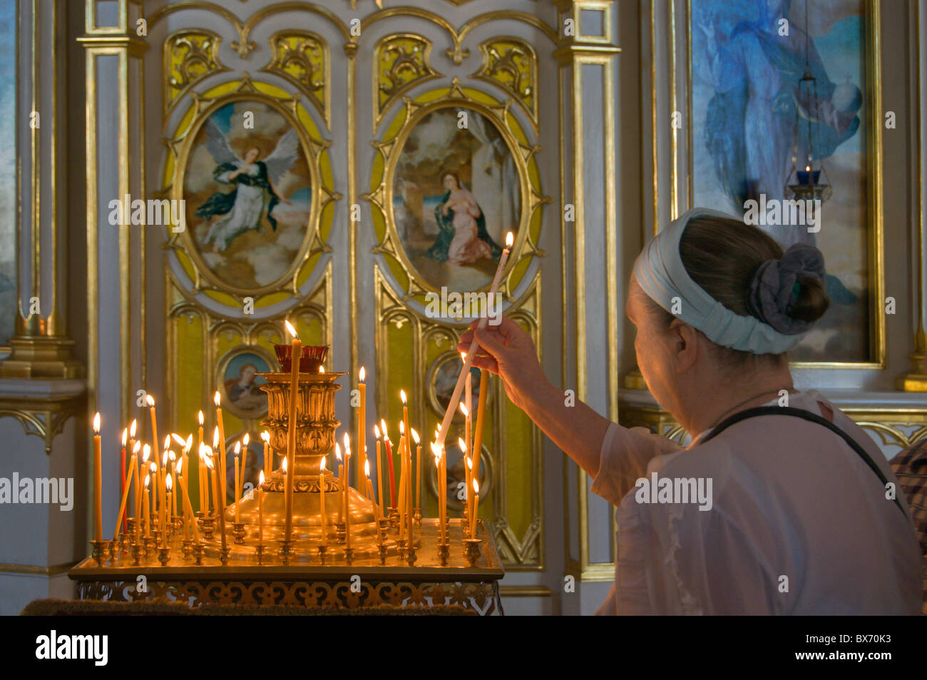 People praying church hi-res stock photography and images - Alamy