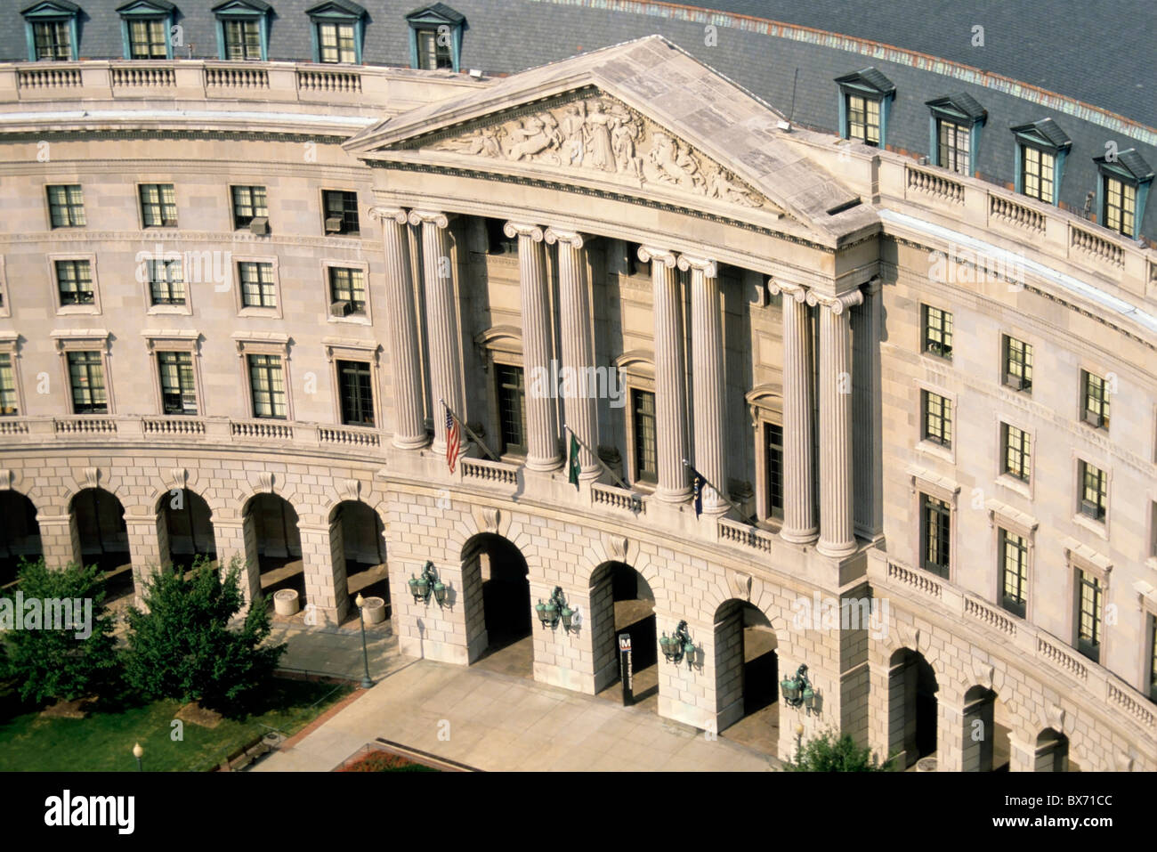 Us flag flying outside building hi-res stock photography and images - Alamy