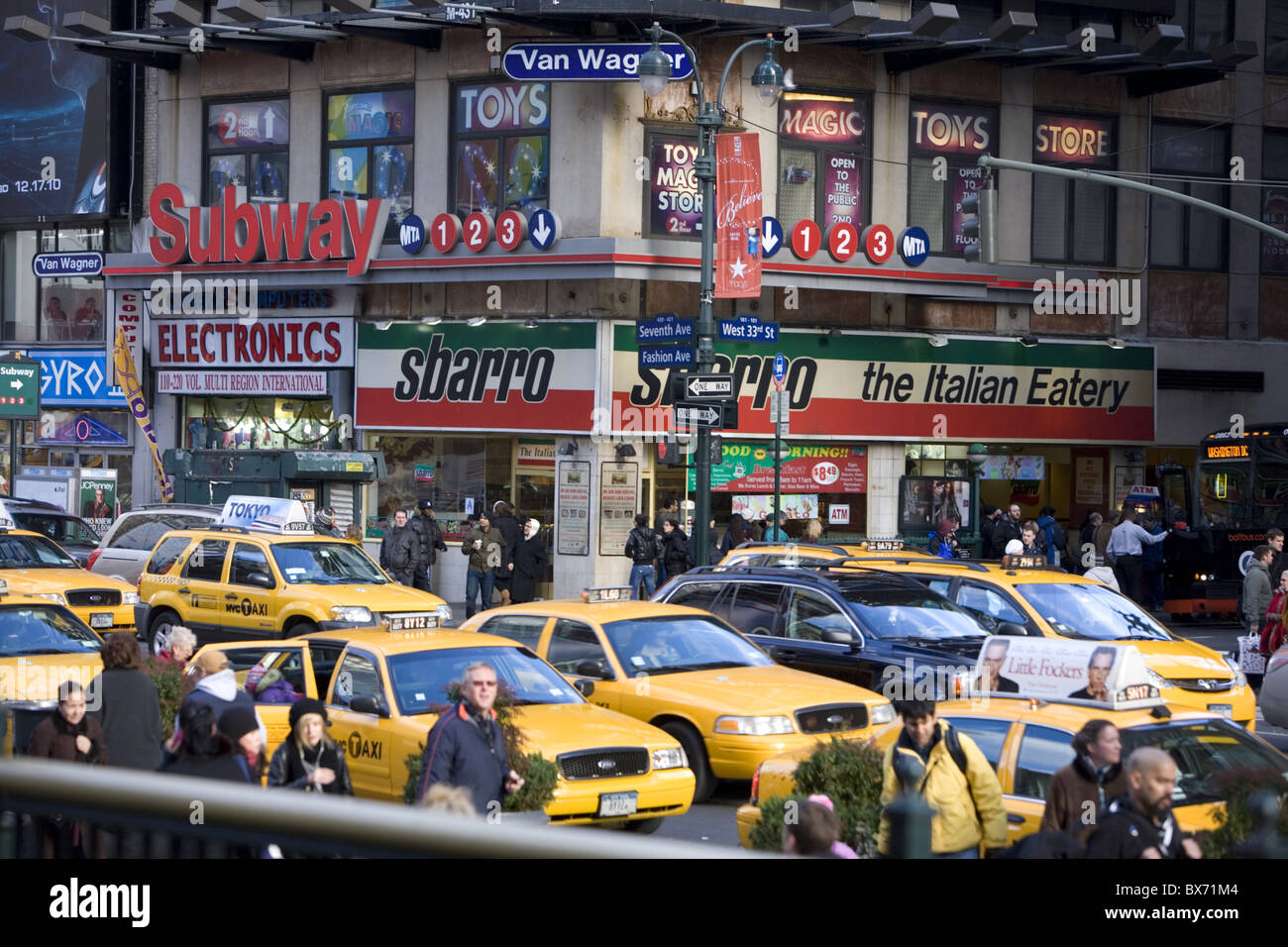 Densely packed crowd hi-res stock photography and images - Alamy