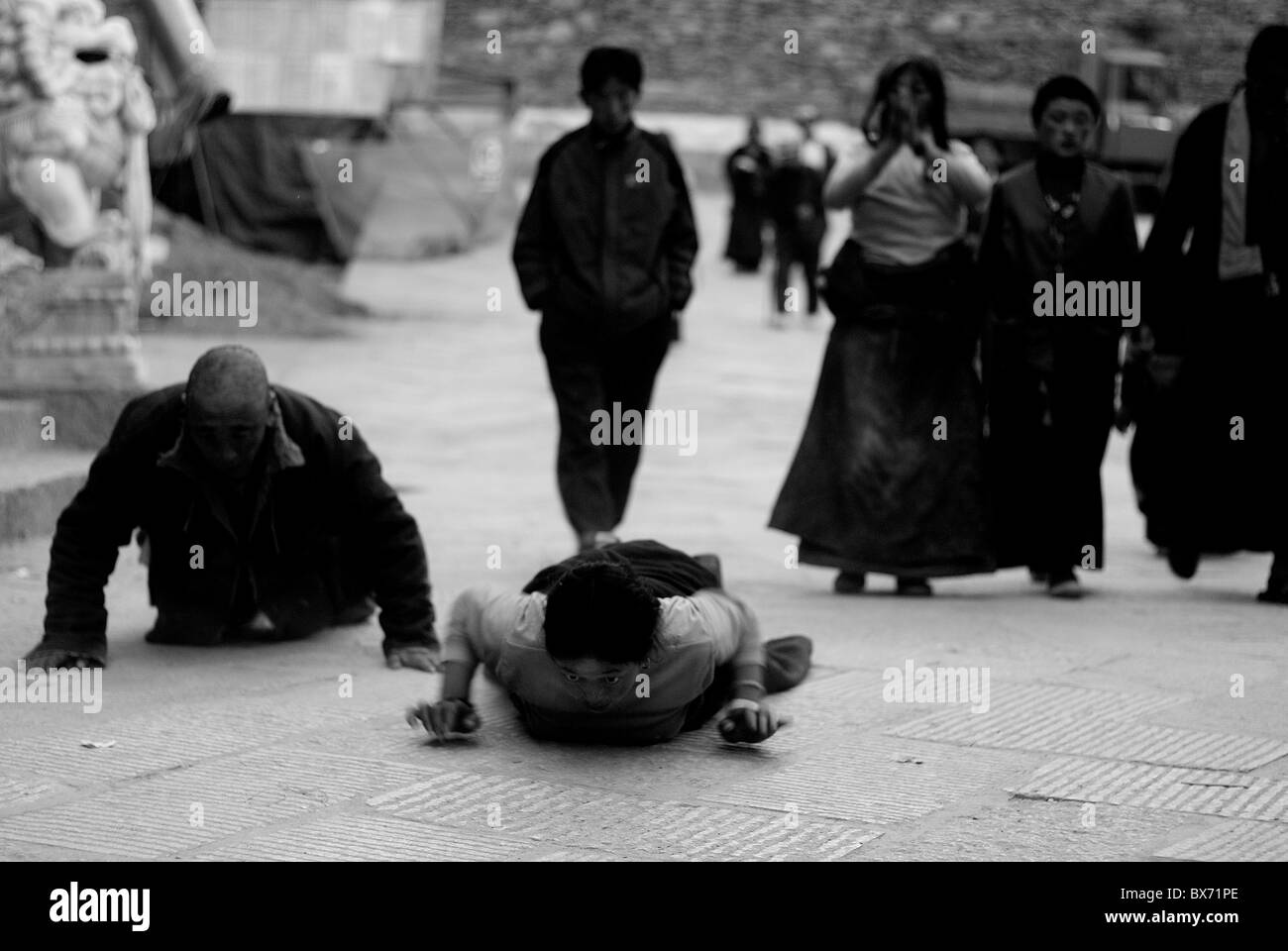Chinese buddhist prostrating hi-res stock photography and images - Alamy