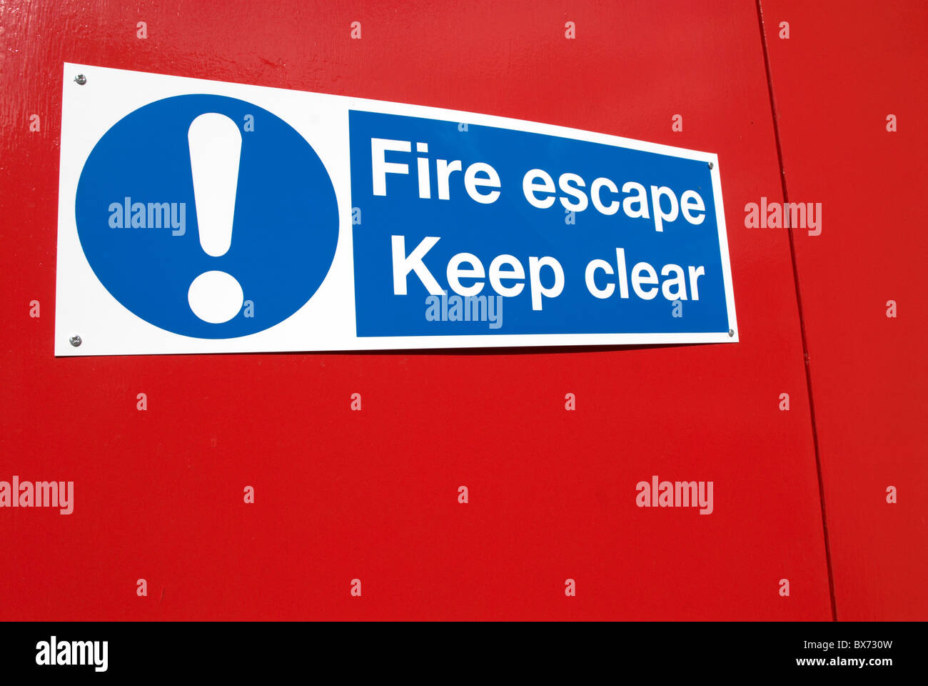Fire door escape sign Stock Photo - Alamy