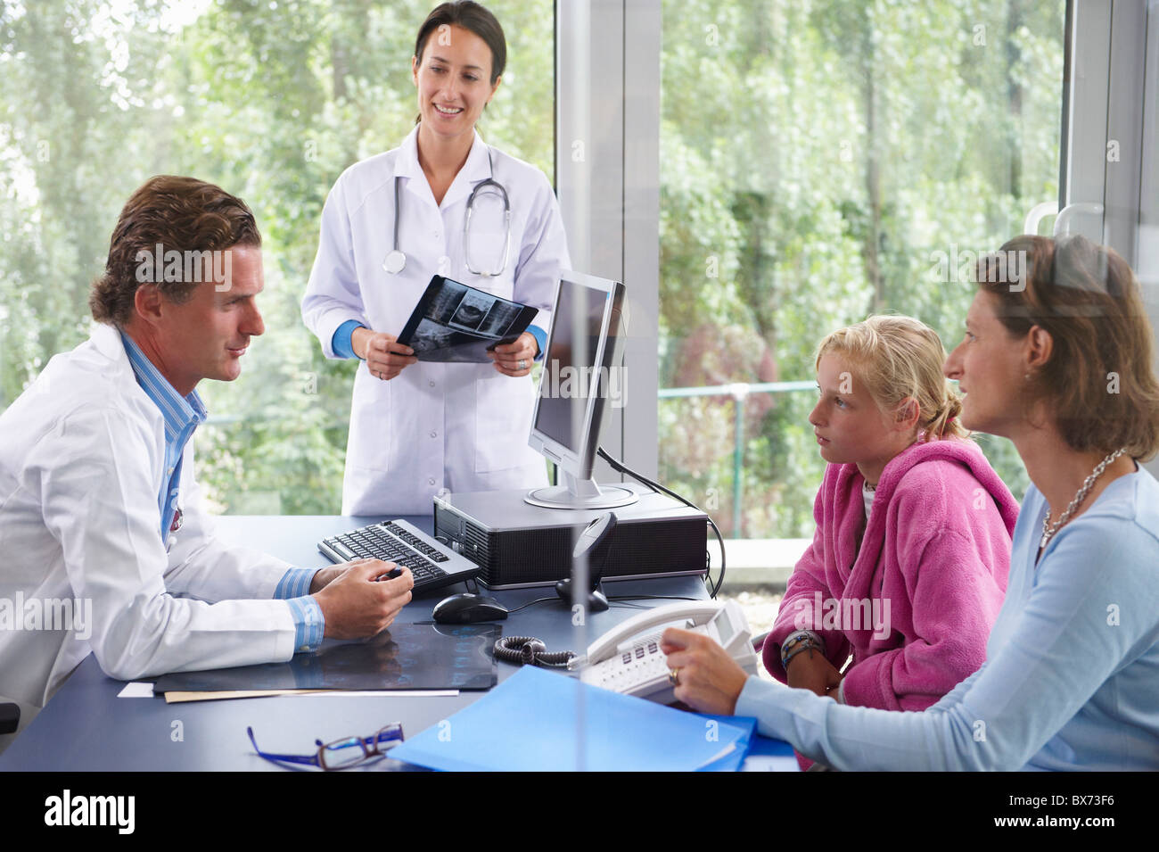 Doctor patient hi-res stock photography and images - Alamy