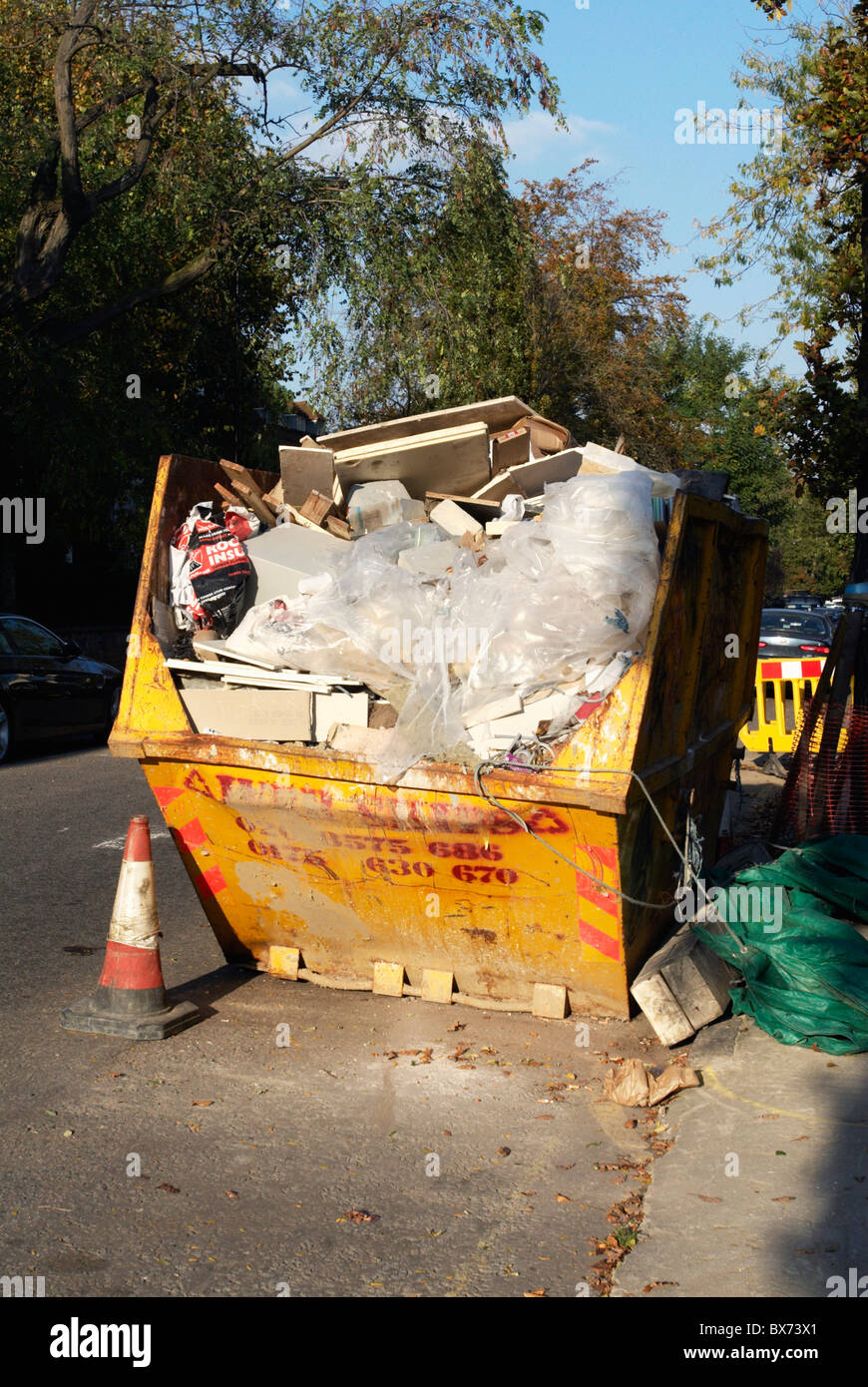 Skip fly tipping hi-res stock photography and images - Alamy