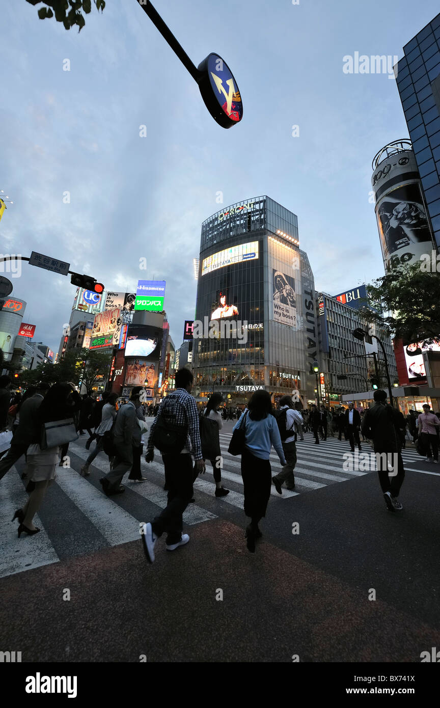Tokyo big screens hi-res stock photography and images - Alamy