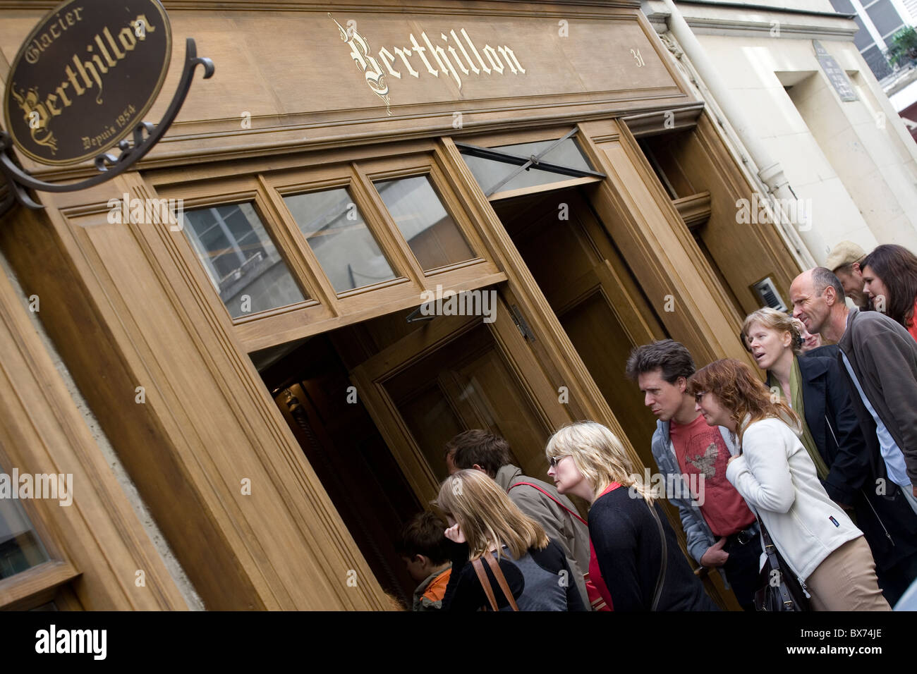 Paris ice cream shop exterior hi-res stock photography and images - Alamy