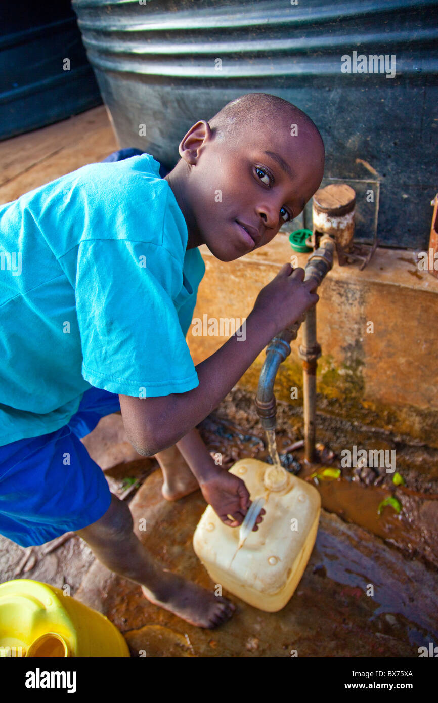 Boy filling a water jug in Kibera slum, Nairobi, Kenya Stock Photo - Alamy