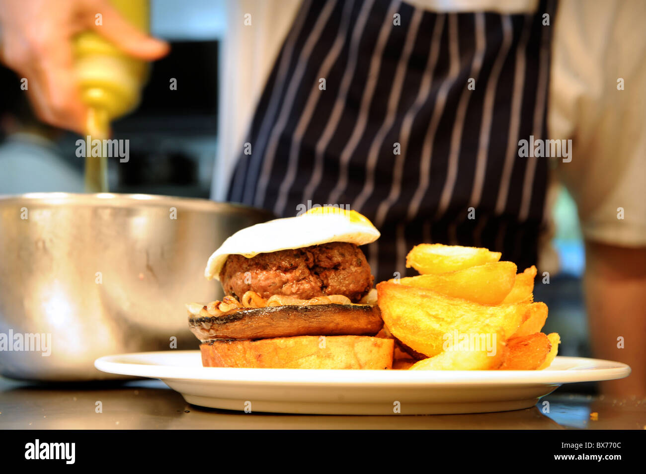 Plating burger hi-res stock photography and images - Alamy