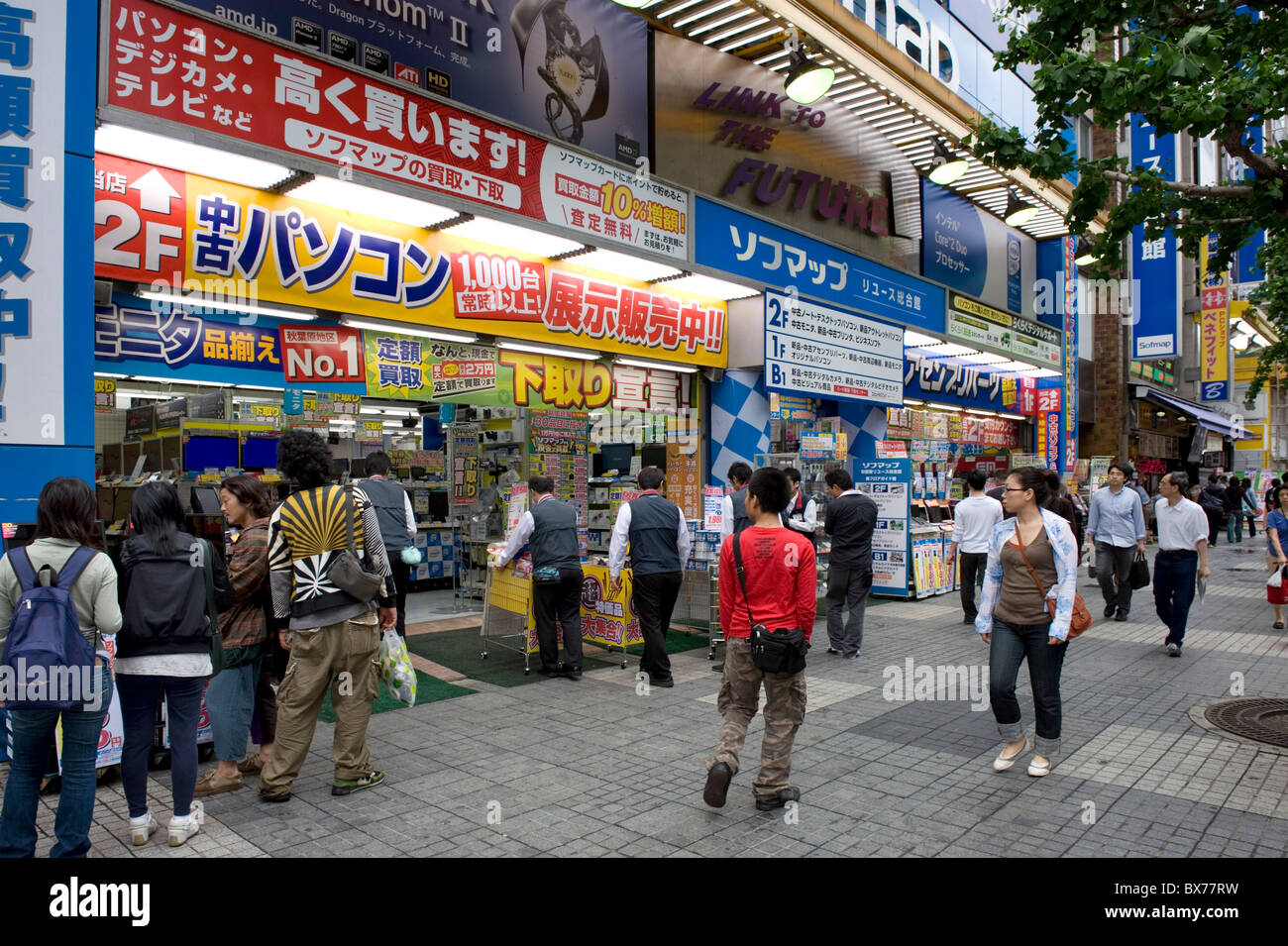 Computer shop in the consumer electronics district of Akihabara, Tokyo ...
