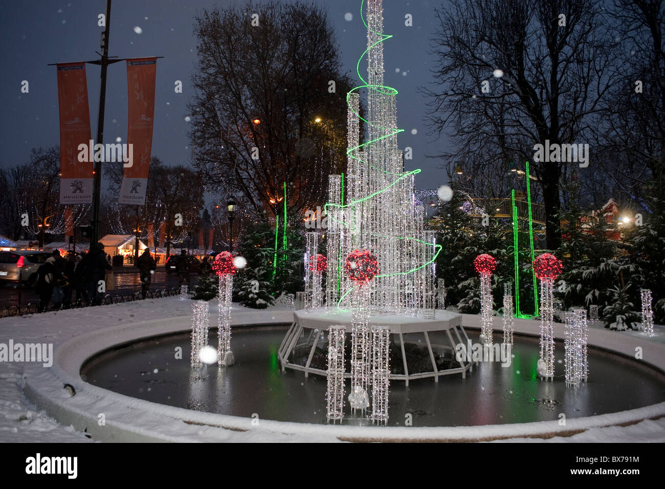 Paris, Avenue Champs Elysees, France, Christmas Lights, Decorations, on ...